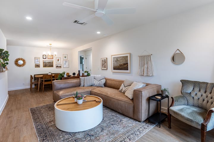 Modern East Austin Home | 4br W/ Yard & Coffee Bar - Austin, TX