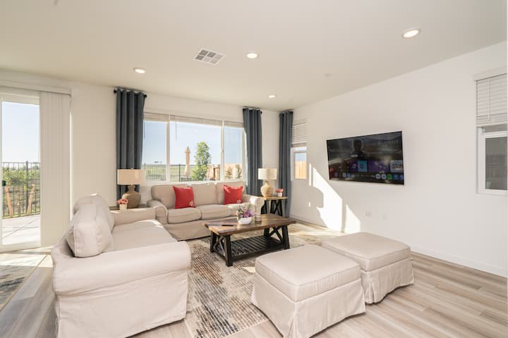 Spacious 4 Br Home | 1st Floor Bedroom & Bathroom - Rocklin, CA