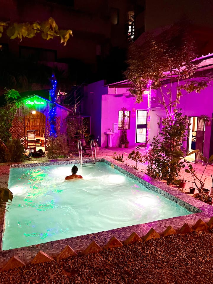 Stayhaven 4br Farmstay|pool |Projector| Peaceful - New Delhi