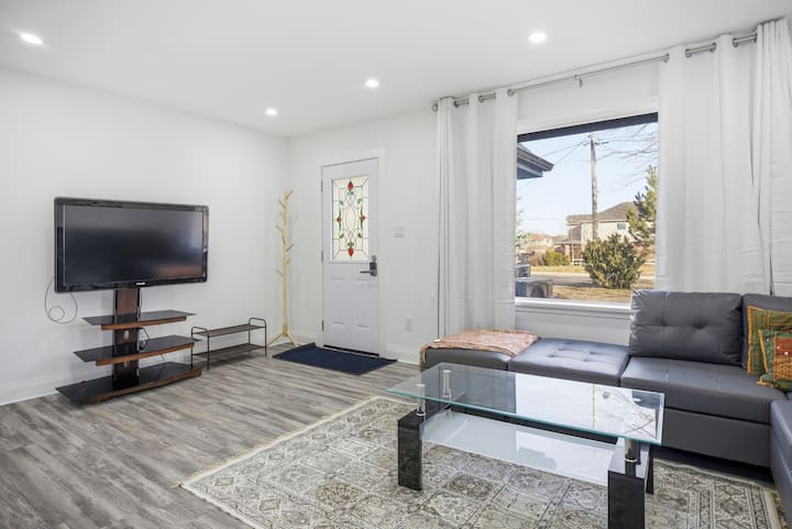 Entire Home *New Renovated*, 4 Br, For 10 People - London, ON, Canada