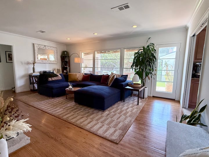 Bixby Oasis: Huge Yard & Walkable Neighborhood - Long Beach, CA