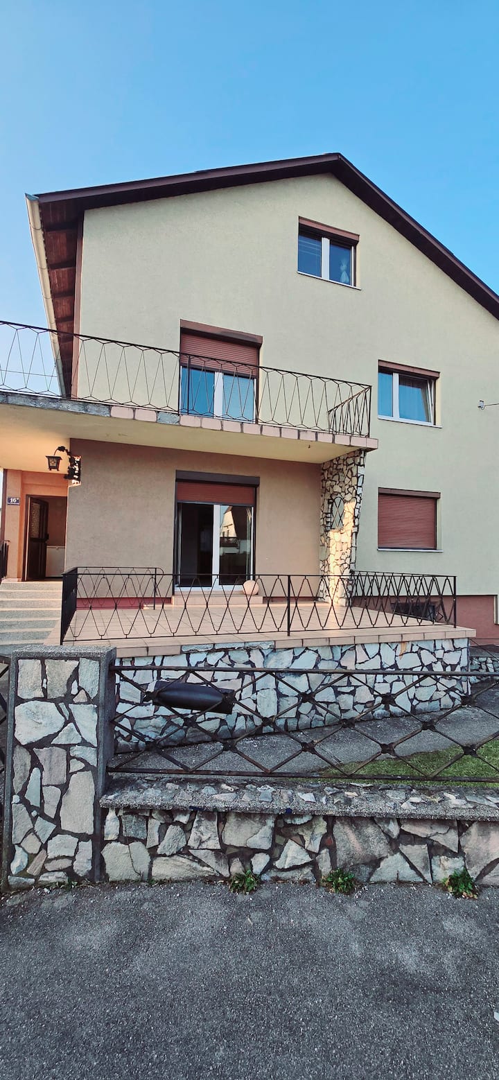 Geräumiges Haus Ideal Als Langzeitvermietung - Linz