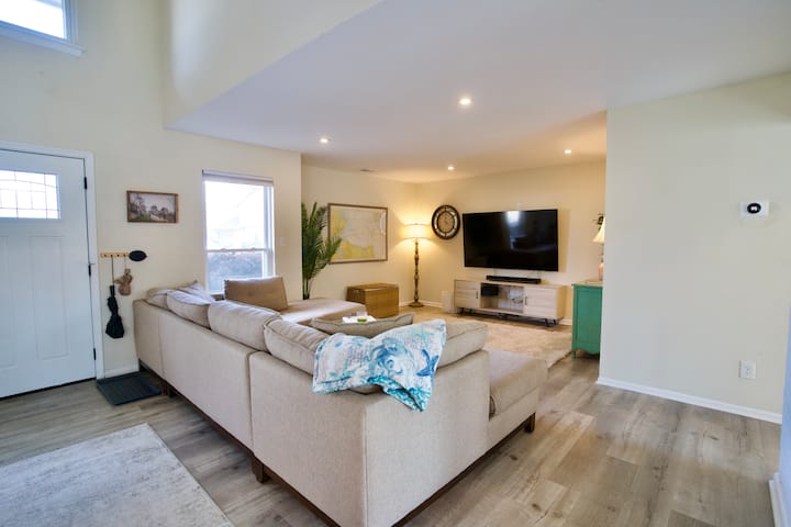 Spacious 2br Home Near Town Center W/garage. - Virginia Beach, VA