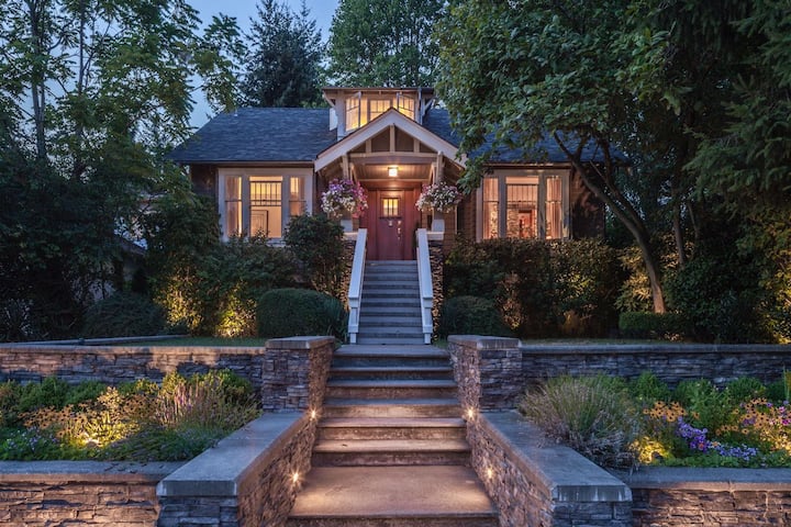 Heritage Home With A Hot Tub And Private Garden - 6400