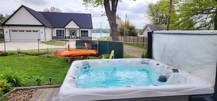 Looking Cozy Getaway, 3 Min Craig Beach, Jacuzzi - Lake Milton, OH