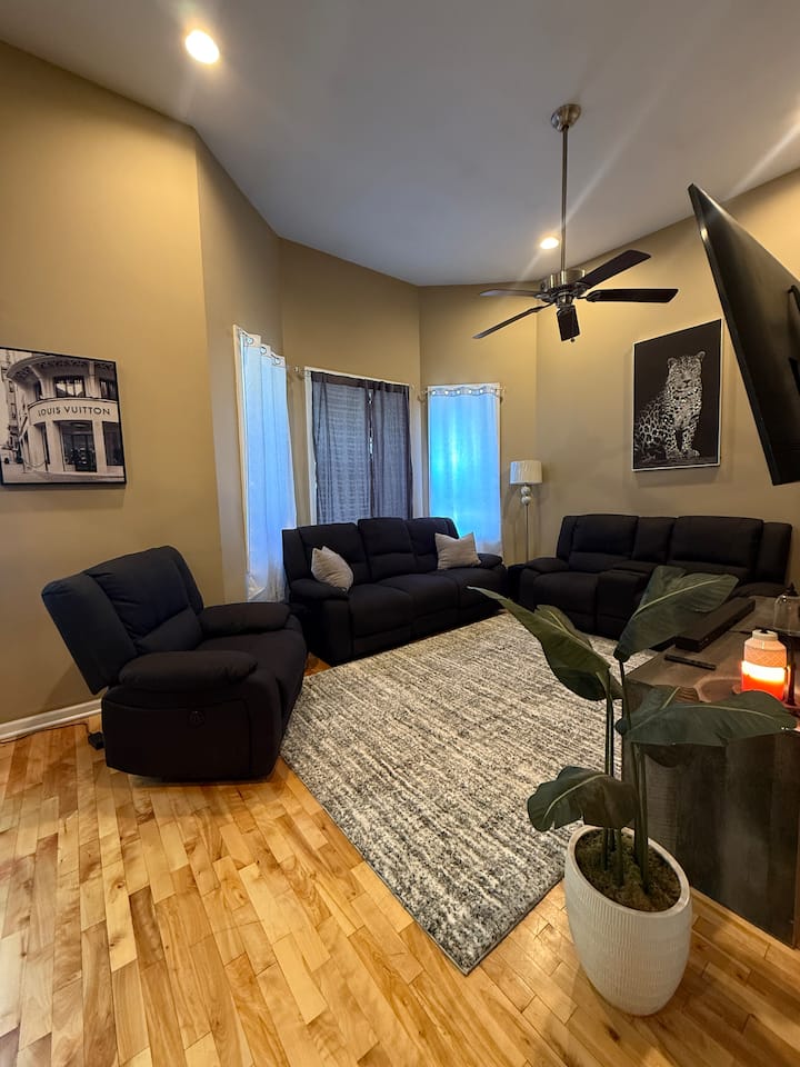 Charming 3-bedroom, 1-bath Home Comfortable Living - Mount Greenwood - Chicago