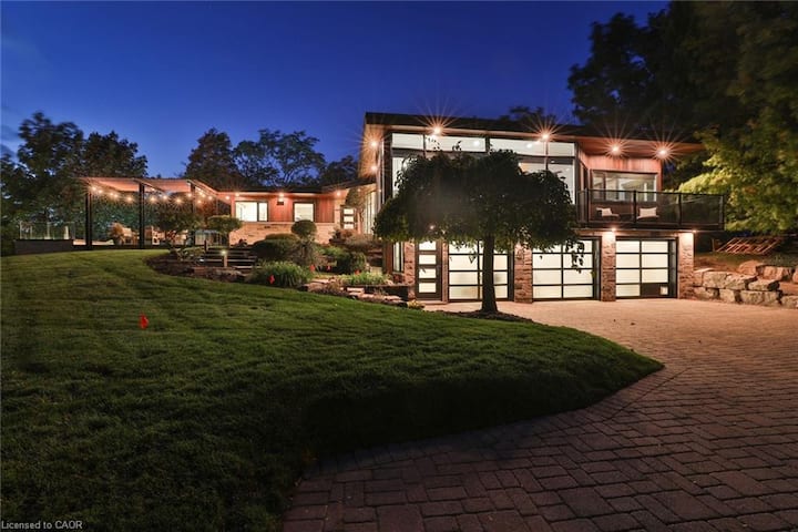 Modern Wine Country Escape W/pool, Hot Tub & Games - Beamsville