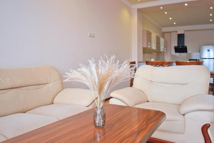 Spacious 2br Stay Near Seasons Park - Erevan