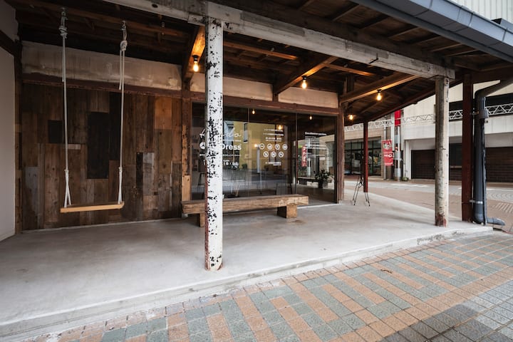 Jr油津駅徒歩5分　商店街の真ん中を貸切！　元・果物屋を改装した一軒家　地元喫茶店での朝食付き - Nichinan