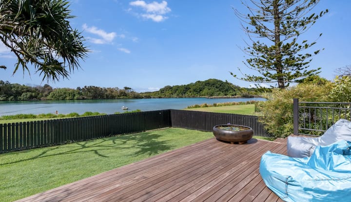 Merlin | Luxury Riverfront Escape, Walk To Beach - Brunswick Heads