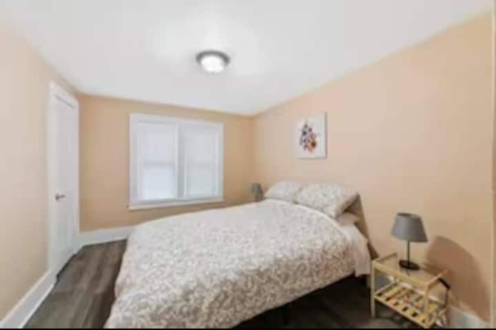 Windsor 4br Family Home – Parking & Backyard! - Windsor