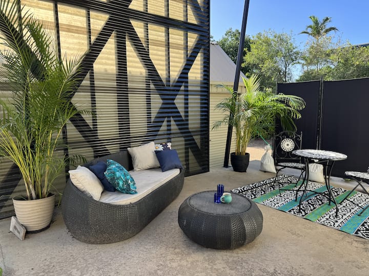 One Bedroom By The Sea With Outdoor Space - Bowen