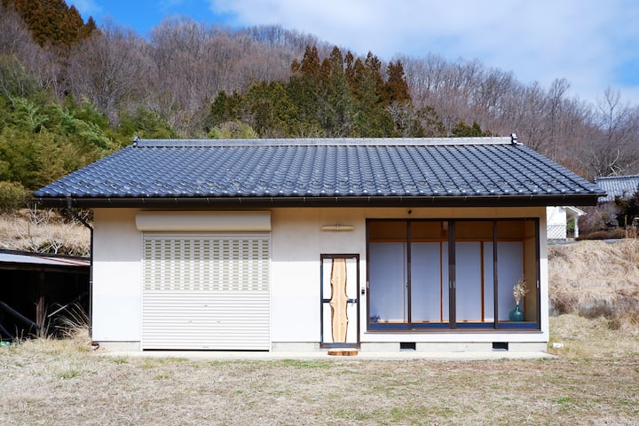 小ぶりで落ち着いた佇まいの一棟貸し。
ご家族や少人数での滞在にちょうどよい広さです。 - 오마치시