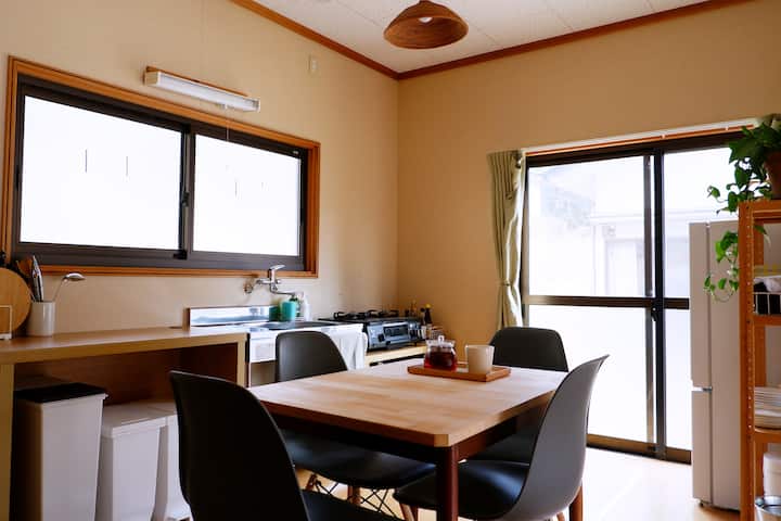 小ぶりで落ち着いた佇まいの一棟貸し。
ご家族や少人数での滞在にちょうどよい広さです。 - Matsumoto