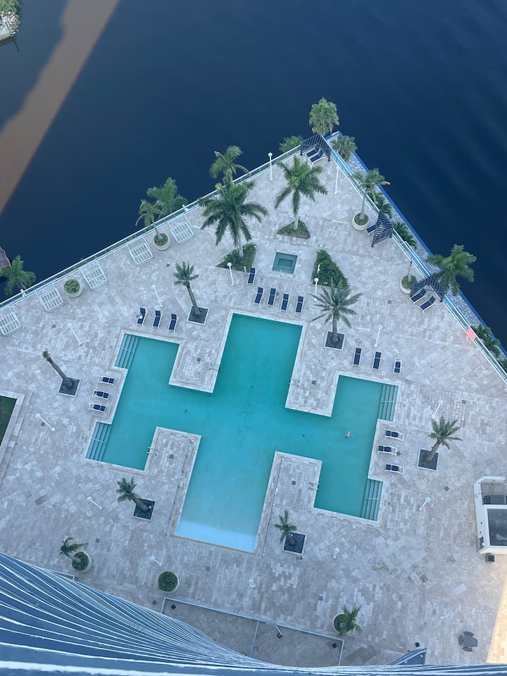 Downtown Fort Myers Apartment River-view Balcony - Fort Myers, FL