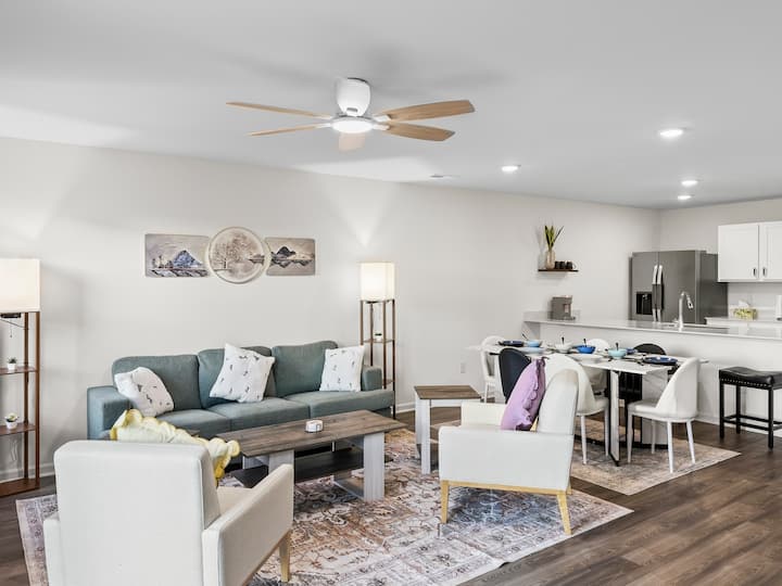 Open Concept New Townhome | 5 Min To Ecu/hospital - Greenville, NC