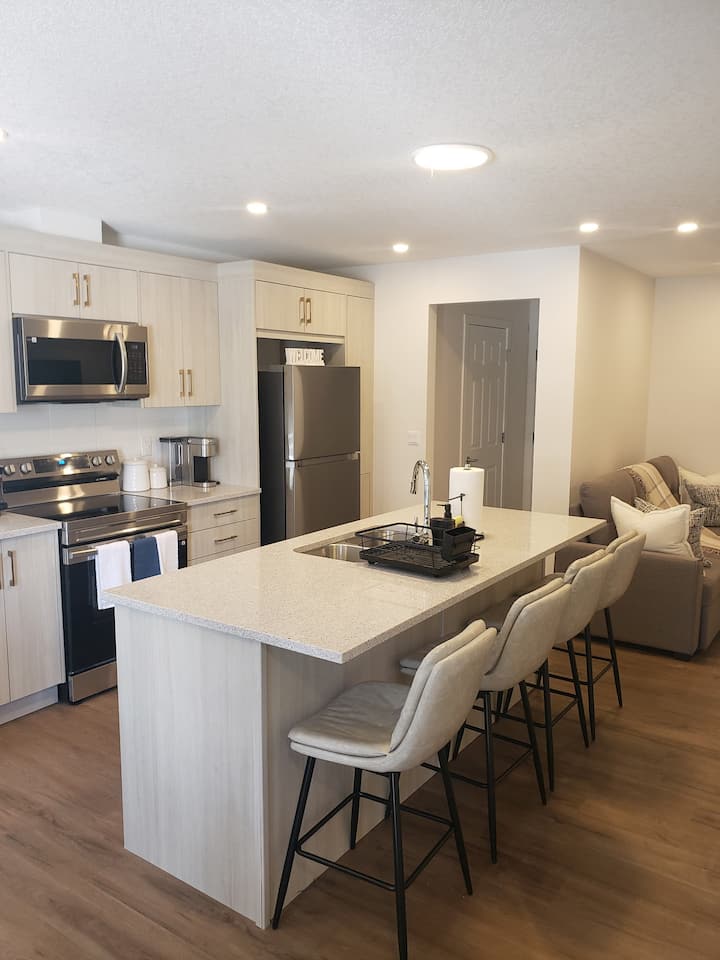 Cozy New Home | 3br | 2.5 Bath | Near Airport - Airdrie
