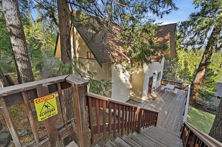 Pinewood Retreat - Yosemite National Park, CA