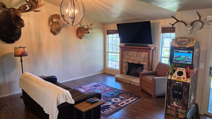 Boise Deer Lodge | Arcade Game & Pool Near Bsu/boi - Lucky Peak State Park, Boise