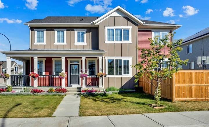 Bright Modern Retreat Near Calgary Airport - Canada