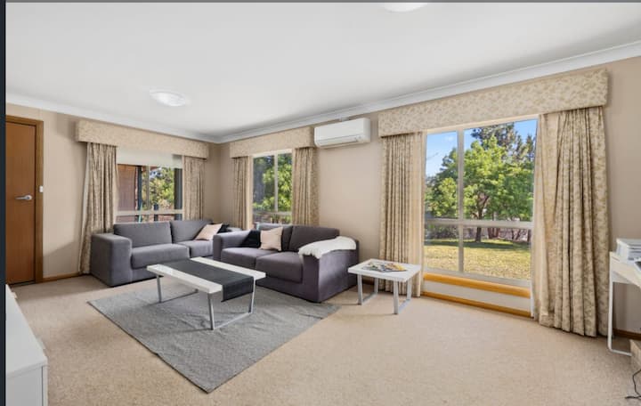 Lakeside Luxurious, Fully Furnished 3-bedroom Home - Yass