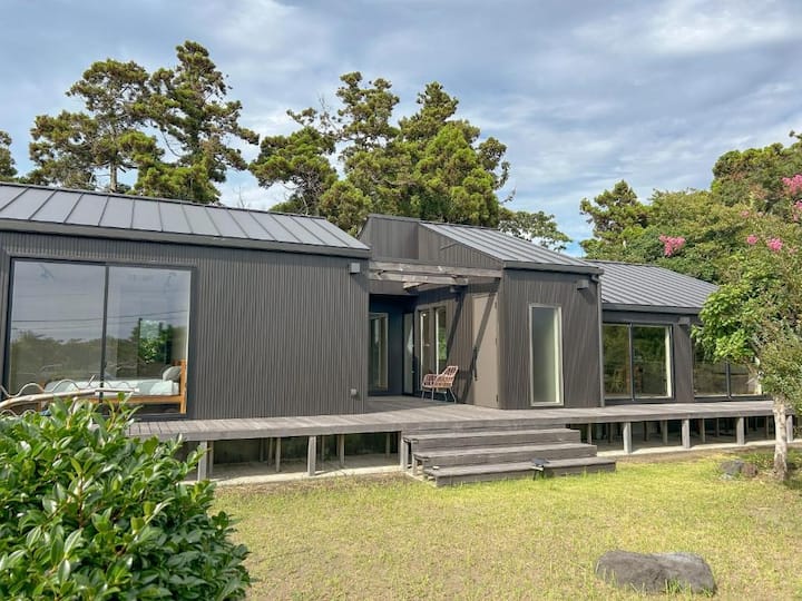 大島の元町にある、森に囲まれ、音のない夜と満天の星を独り占めする新しい一棟貸し - 오시마 섬