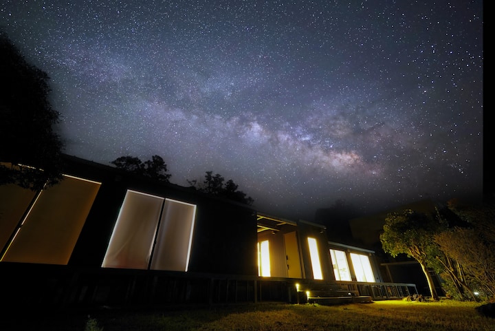 大島の元町にある、森に囲まれ、音のない夜と満天の星を独り占めする新しい一棟貸し - Ōshima Island