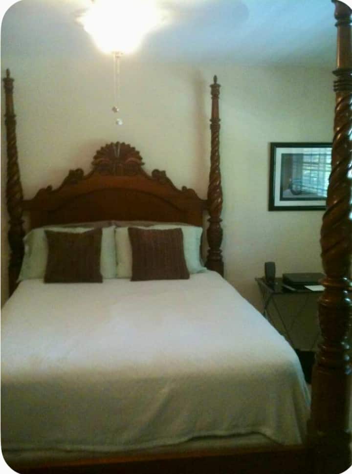 Art Bungalow B&b: Mid-century Revival. - Garland, TX