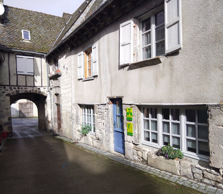 Grande Maison Familiale Dans Centre Historique - Taussac