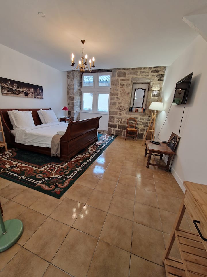 "Le Ciel"

Spacious Medieval Apartment, Belle Vue - Saint-Antonin-Noble-Val