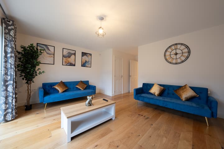 3 Br House | Driveway Parking | Modern Comfort - Stevenage