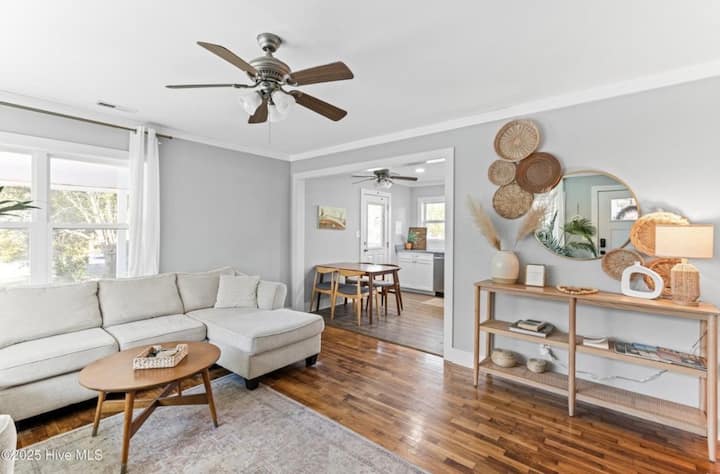 Boho Beach Home 2 Minutes To Beach, Food, And Fun. - Oak Island, NC