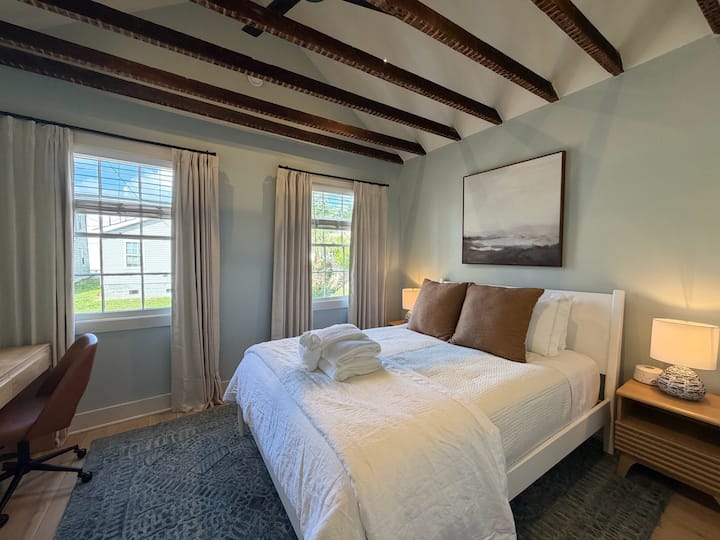 Charming 3br Cottage · Downtown · W/ Parking - Charleston, SC