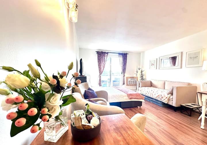 Bright Studio By Woodbine Beach - Toronto