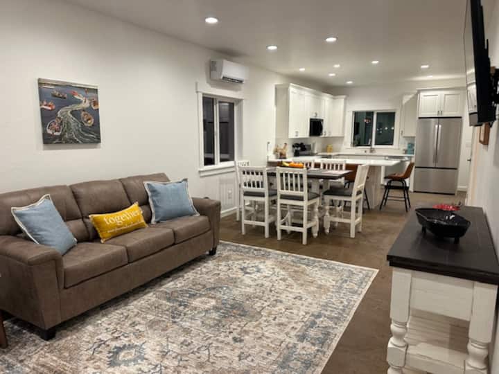 The Dam Lakehouse B, Fishing & Boating Basecamp - Crescent Bay, Grand Coulee