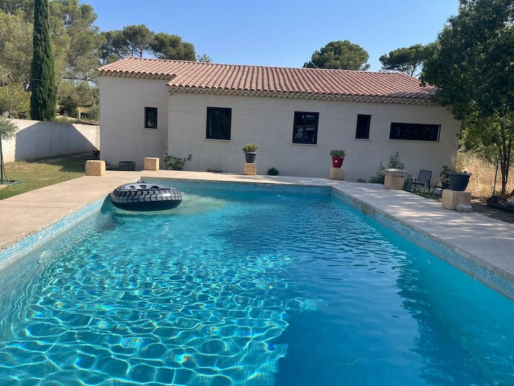 Villa Spacieuse Avec Piscine - La Fare-les-Oliviers