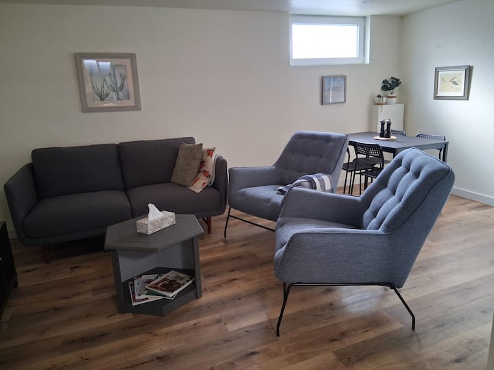 Bright 2br East City Apt • Patio • Walk To Shops - Peterborough, Canadá