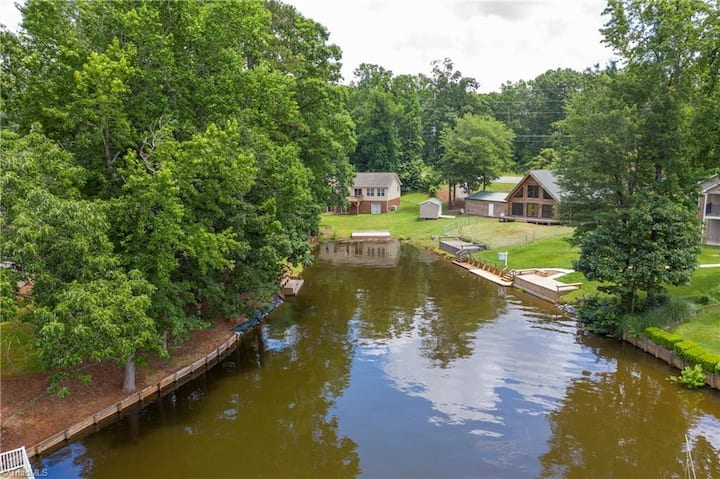 Lakefront | Treehouse | Large Yard | Deck - Tuckertown Reservoir, NC