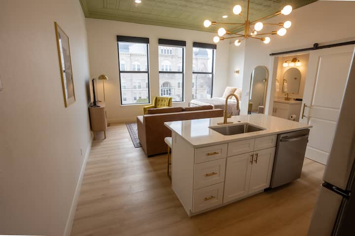 Newly Renovated Downtown Loft On The Square. - Bolivar, MO