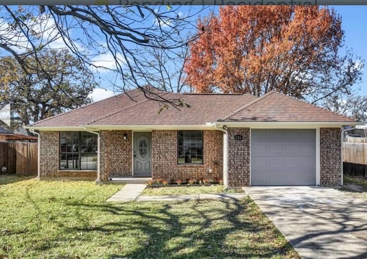 Charming 3 Bed/2 Bath - Easy Access To Downtown. - Weatherford, TX