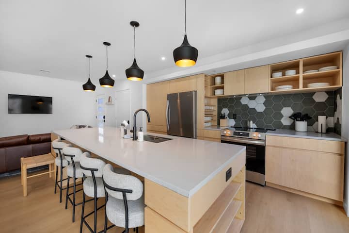 Designer 4 Br | Roof Deck, Fire Pit, Walk To Aggie - Splash Park, Manhattan