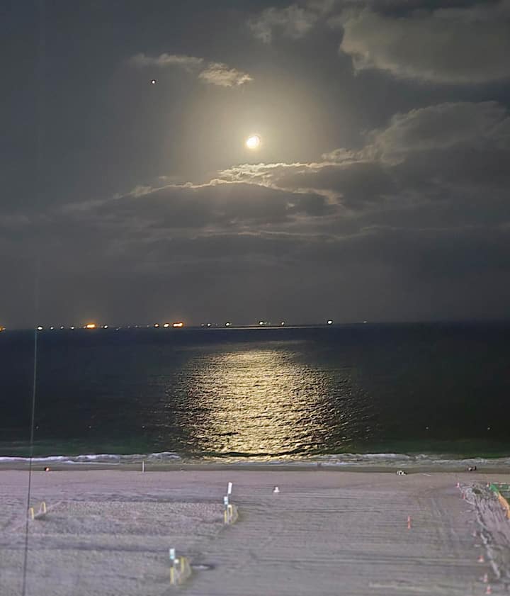 Beach View Luxurious Apartment - Ajman