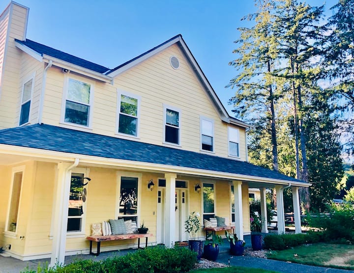 Beautiful Creekside Farmhouse With Space For All - Gig Harbor, WA