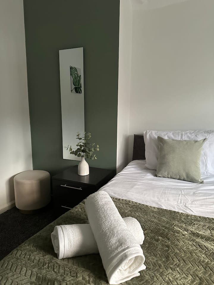 Prime Location | Parking | Monthly Discounts - Watford