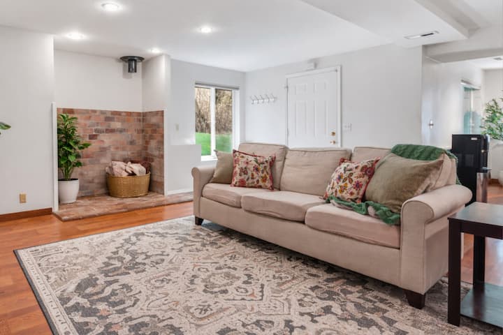 Private 2br Suite W/ Entry + Parking - Bellevue, WA