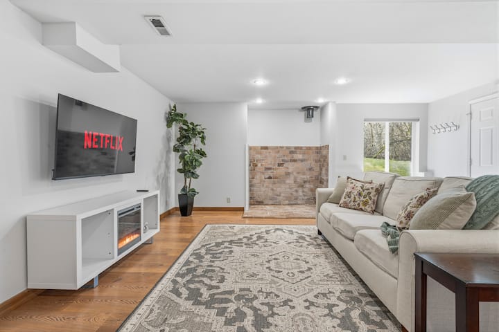 Spacious 2br Retreat • Fireplace • Pets Welcome - Bellevue, WA
