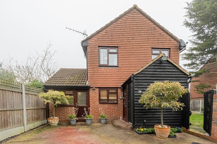 Comfortable 4-bedroom Home | Bicknacre - 莫爾登