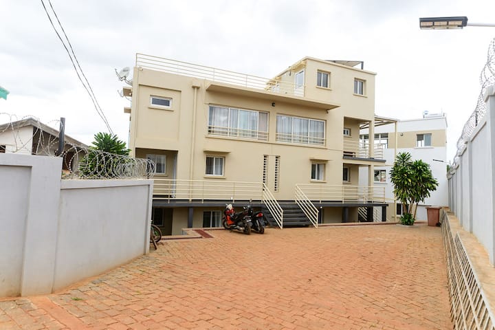 Immeuble De 3 Appartements Idéal Pour Groupe - Madagascar