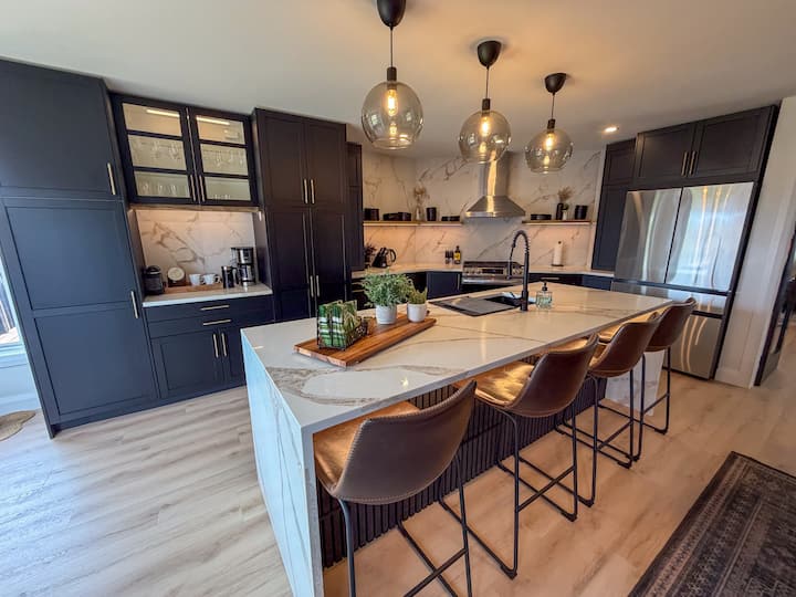 Modern Sanctuary | Hot Tub + Luxurious Spa Ensuite - Carleton Place