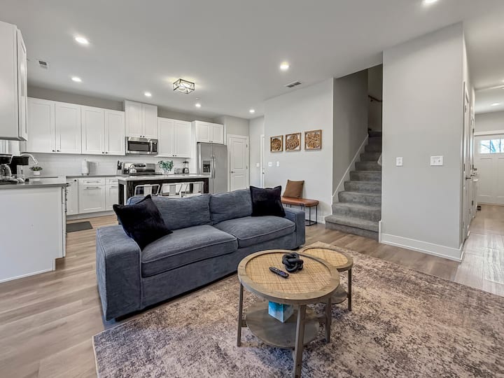 Furnished 4br Townhome | Pickleball Court & Garage - Naperville, IL